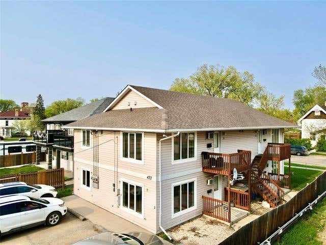 422 8th Street, Brandon, R7A 3X7 Duplex For Sale | RE/MAX | 202509366