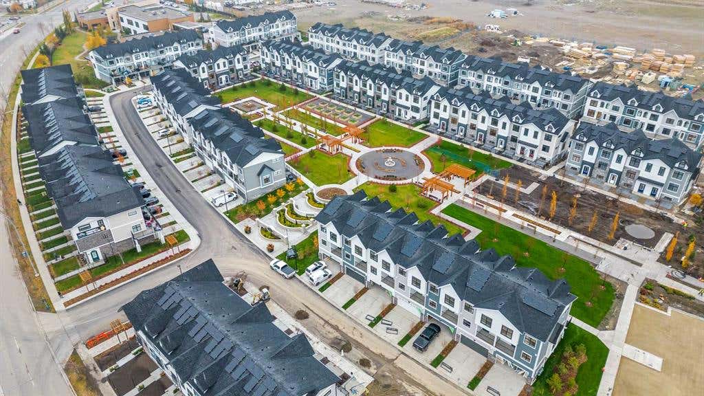 119 Les Jardins Park SE, Calgary, AB T2C 5V3 Townhouse For Sale | RE ...