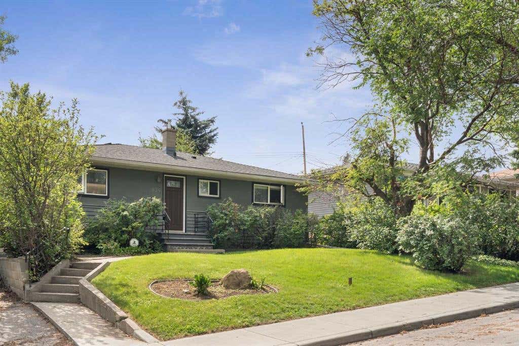 439 Hendon Drive NW, Calgary, AB T2K 2A1 House For Sale | RE/MAX | A2247777