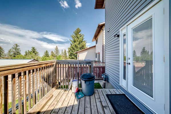970 BERKLEY DRIVE NW, CALGARY, AB T3K 1A2 À vendre | REMAX | A2315093