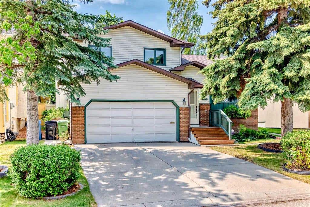 139 Stratton Crescent SW, Calgary, AB T3H1T7 House For Sale | RE/MAX ...
