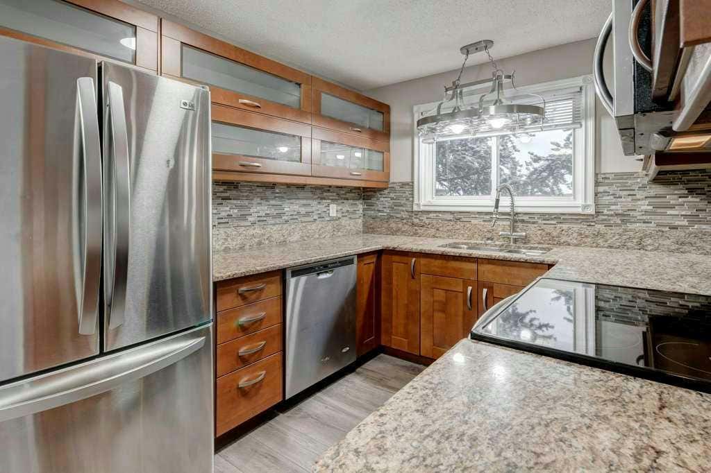 32 Castleridge Road NE, Calgary, AB T3J 1N9 À vendre | RE/MAX | A2184061