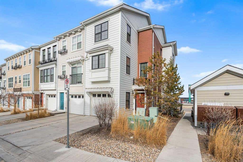 202 Nolanfield Villas NW, Calgary, AB T3R 0T9 À vendre | RE/MAX | A2210856