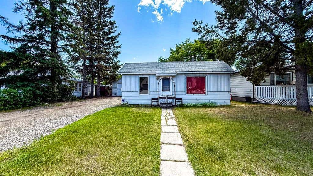 8319 48 Avenue NW, Calgary, AB T3B 2A9 House For Sale | RE/MAX | A2233004