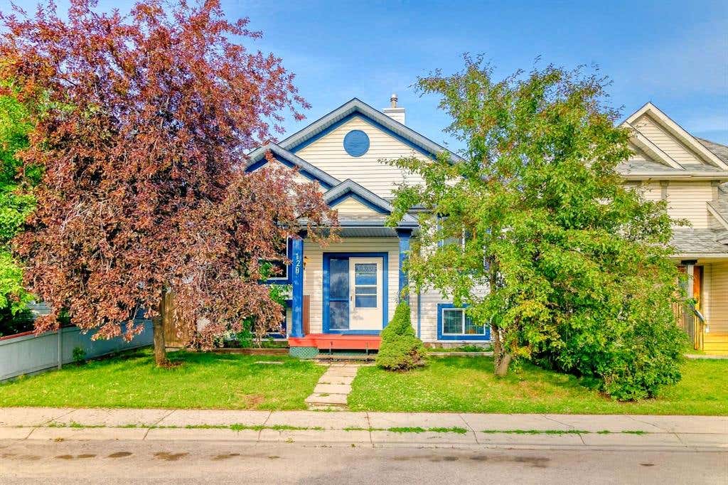 128 ERIN MEADOW Way SE, Calgary, AB T2B 3P7 À vendre | RE/MAX | A2256503