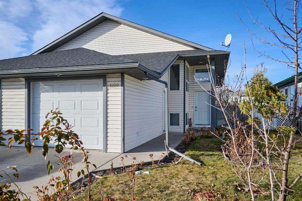 1409 Strathcona Way, Strathmore, AB T1P 1S2 Duplex For Sale | RE/MAX ...