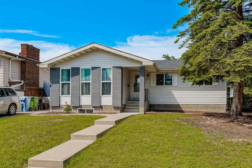 208 Woodpark Place SW, Calgary, AB T2M 2S5 House For Sale | RE/MAX ...