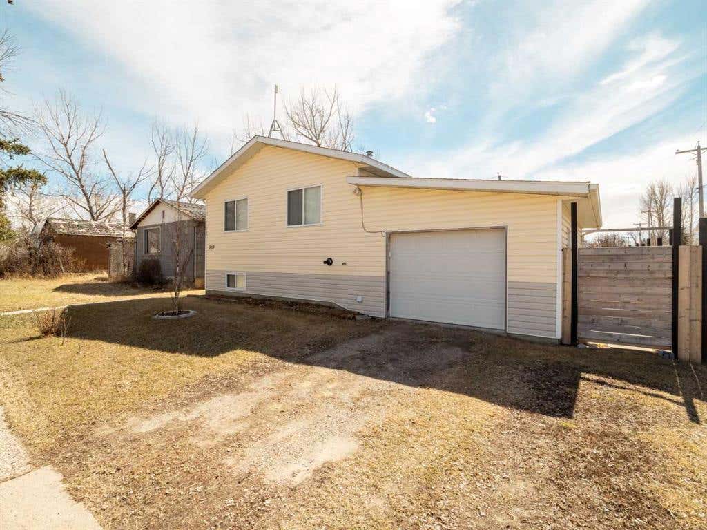 212 Elmore Street, Carmangay, AB T0L 0N0 À vendre | RE/MAX | A2209998