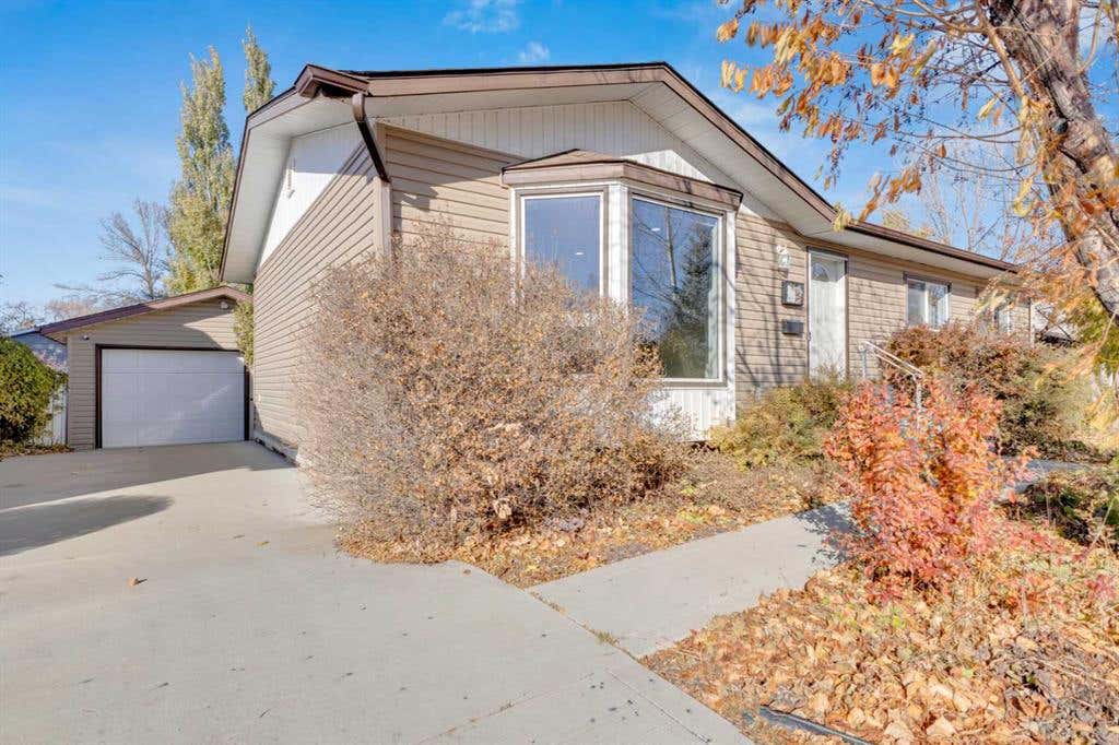 20 Stirling Close, Red Deer, AB T4N 0A9 House For Sale | RE/MAX | A2266550