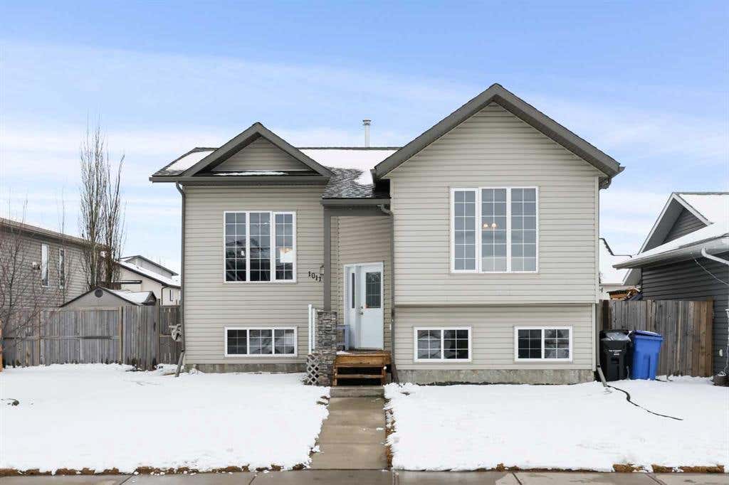 1011 Carriage Lane Drive, Carstairs, AB T0M 0N0 House For Sale | RE/MAX ...