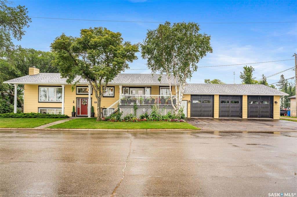 100 Bartlett AVENUE, Kinistino, SK S0J 0H1 House For Sale | RE/MAX ...