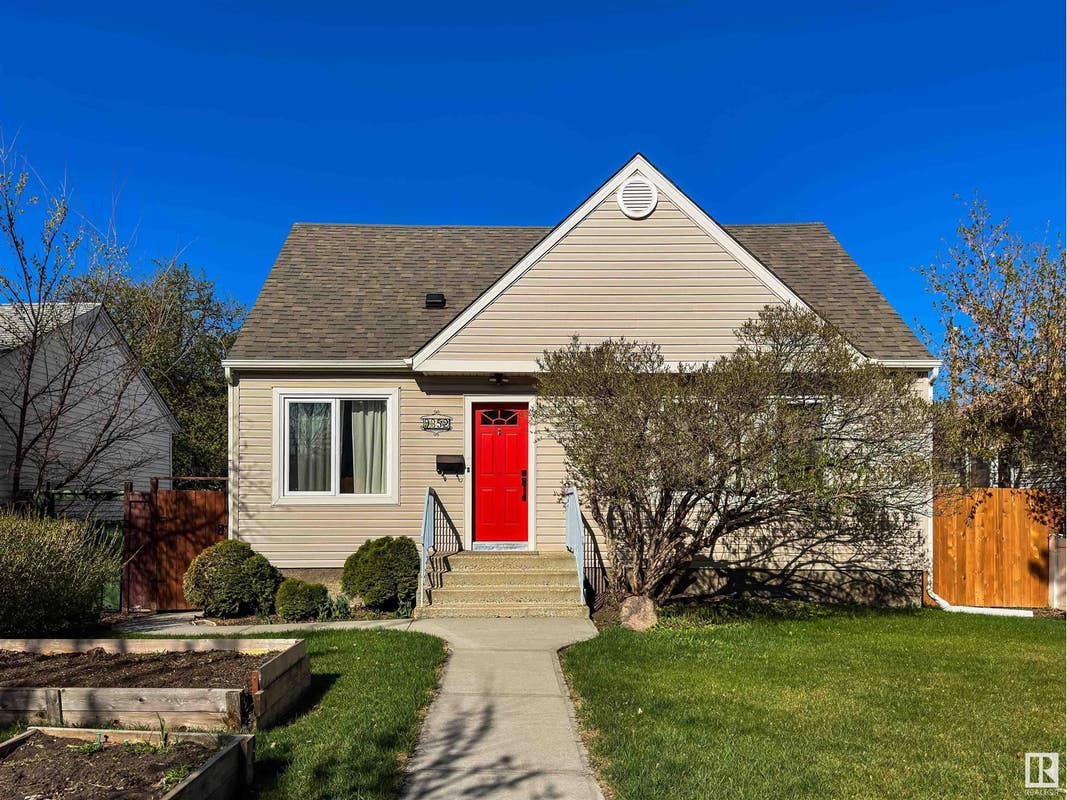 9352 85 ST NW, Edmonton, AB T6C3C8 House For Sale | RE/MAX | E4438863