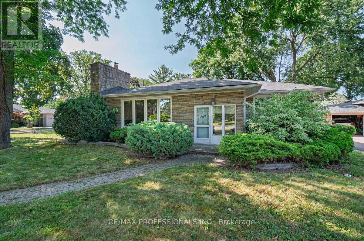 8 CHANTILLY GARDENS, Toronto (Humberlea-Pelmo Park), ON M9N2N8 House ...