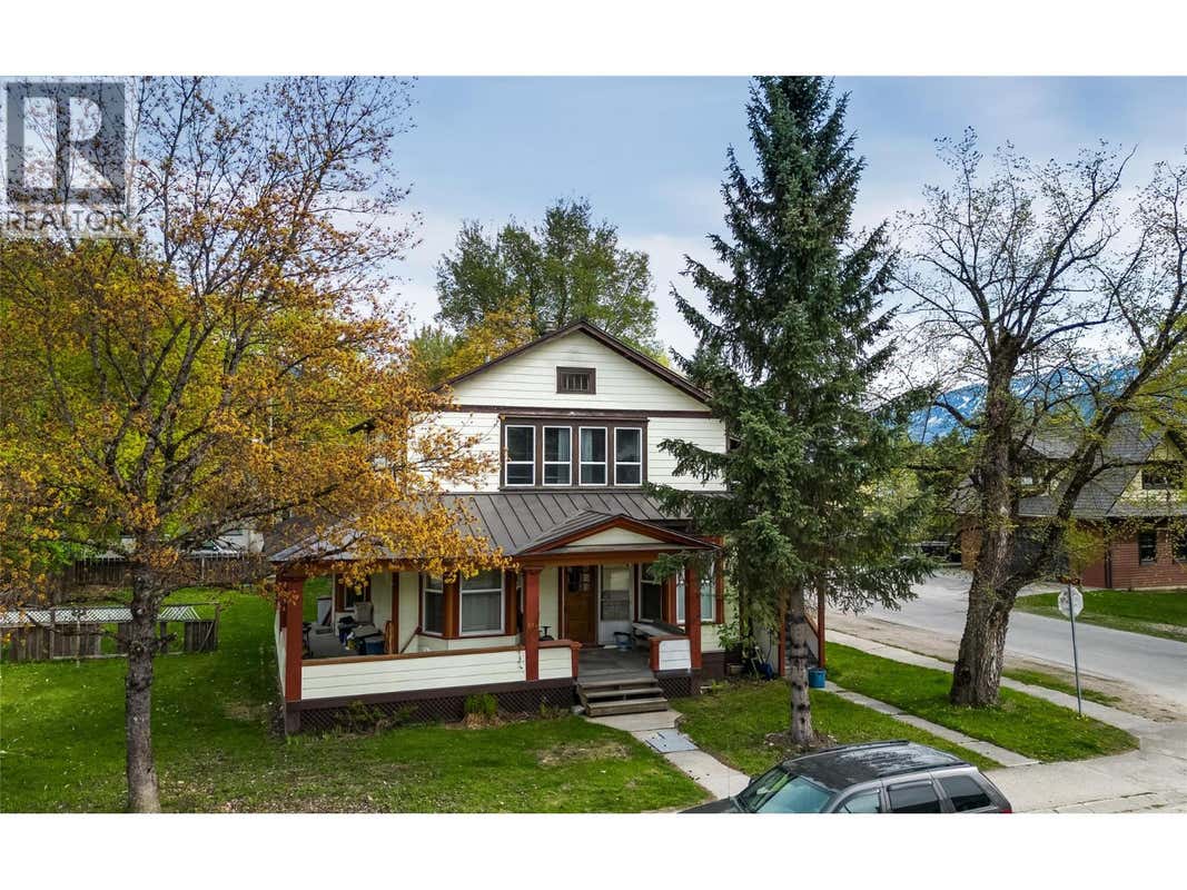 614 Mackenzie Avenue, Revelstoke, BC V0E2S0 House For Sale | RE/MAX ...