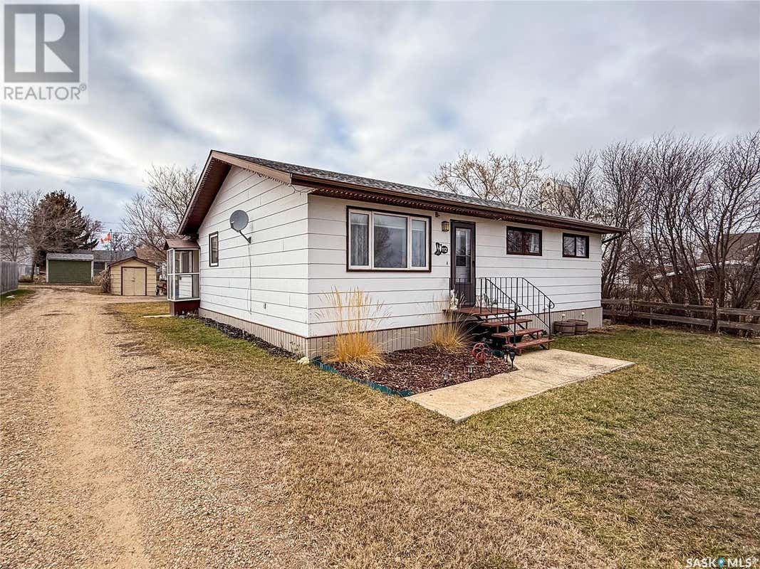 112 6th STREET E, Ponteix, SK S0N1Z0 House For Sale | RE/MAX | SK002151