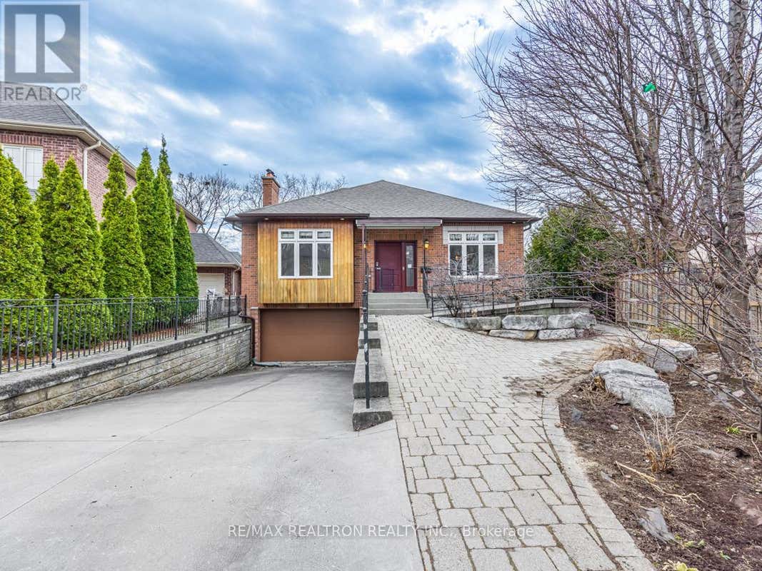32 ROBERTA DRIVE, Toronto (Englemount-Lawrence), ON M6A2J5 À vendre | RE/MAX | C12065916
