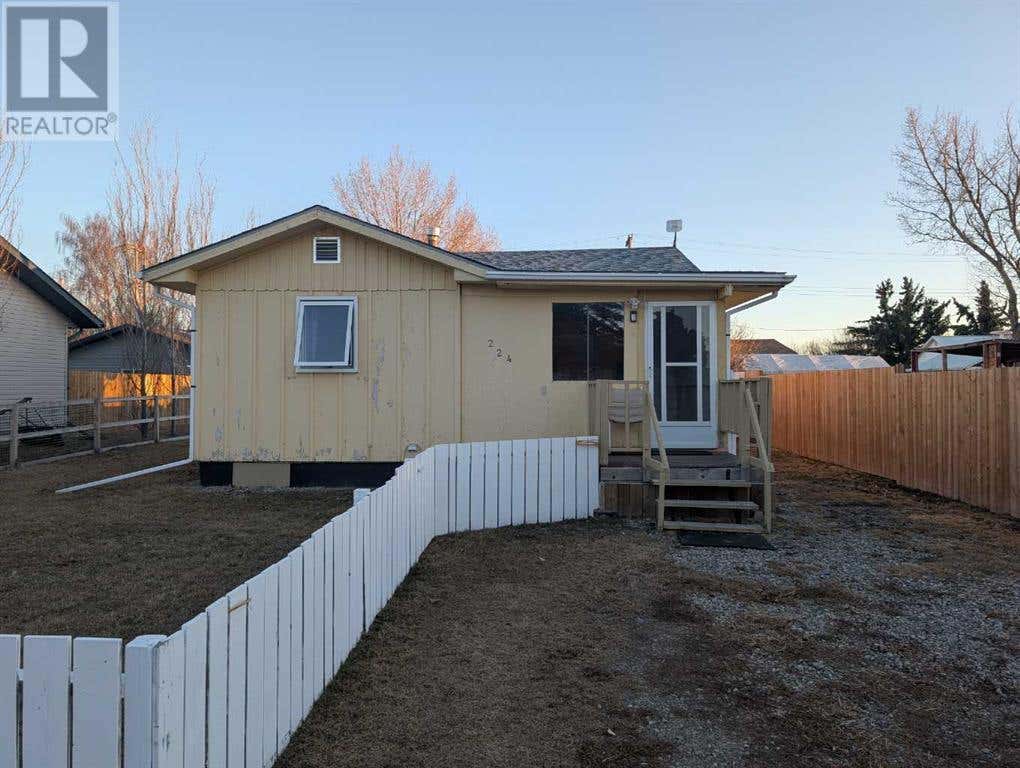 224 Armstrong Street, Carmangay, AB T0L0N0 House For Sale | RE/MAX ...