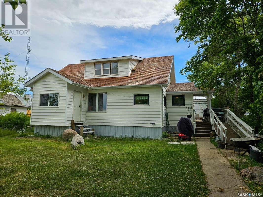 210 1st STREET W, Frontier, SK S0N0W0 House For Sale | RE/MAX | SK975880