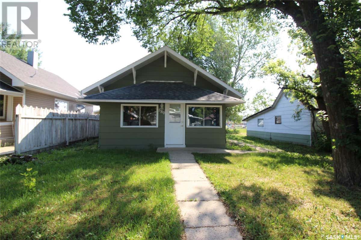 580 3rd STREET E, Shaunavon, SK S0N2M0 House For Sale | RE/MAX | SK011323