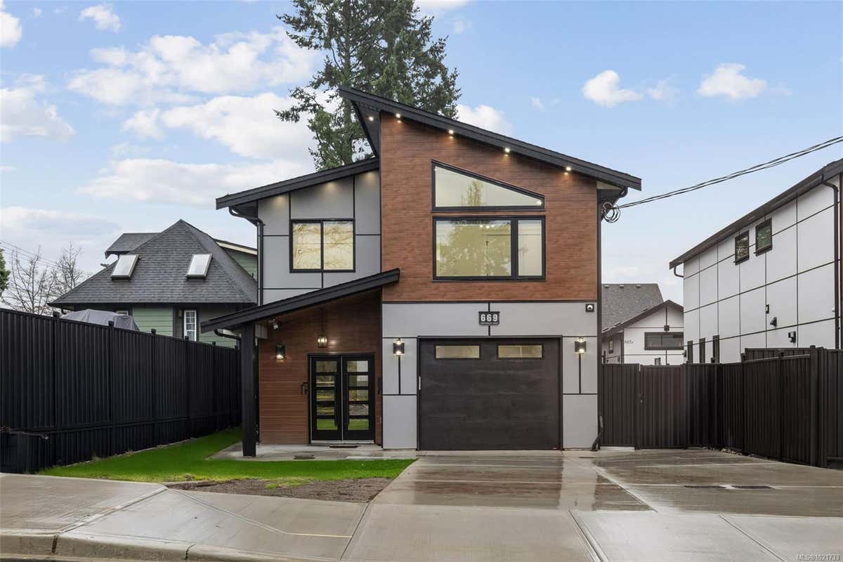 669 Canterbury Rd, Saanich BC V8Z 1Z8, Saanich, BC V8Z 1Z8 House For ...